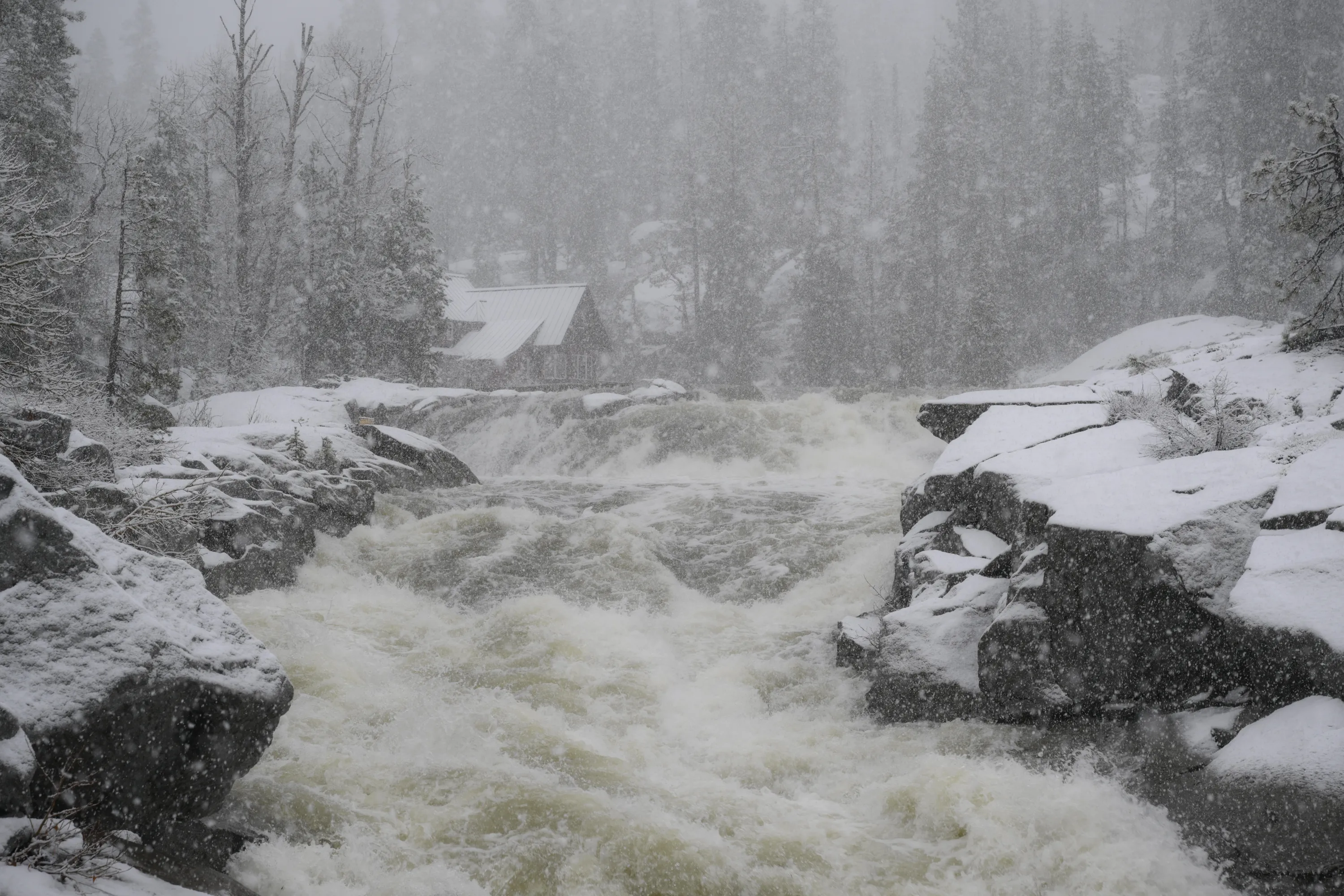 Überschwemmungen und Tote bei Wintersturm