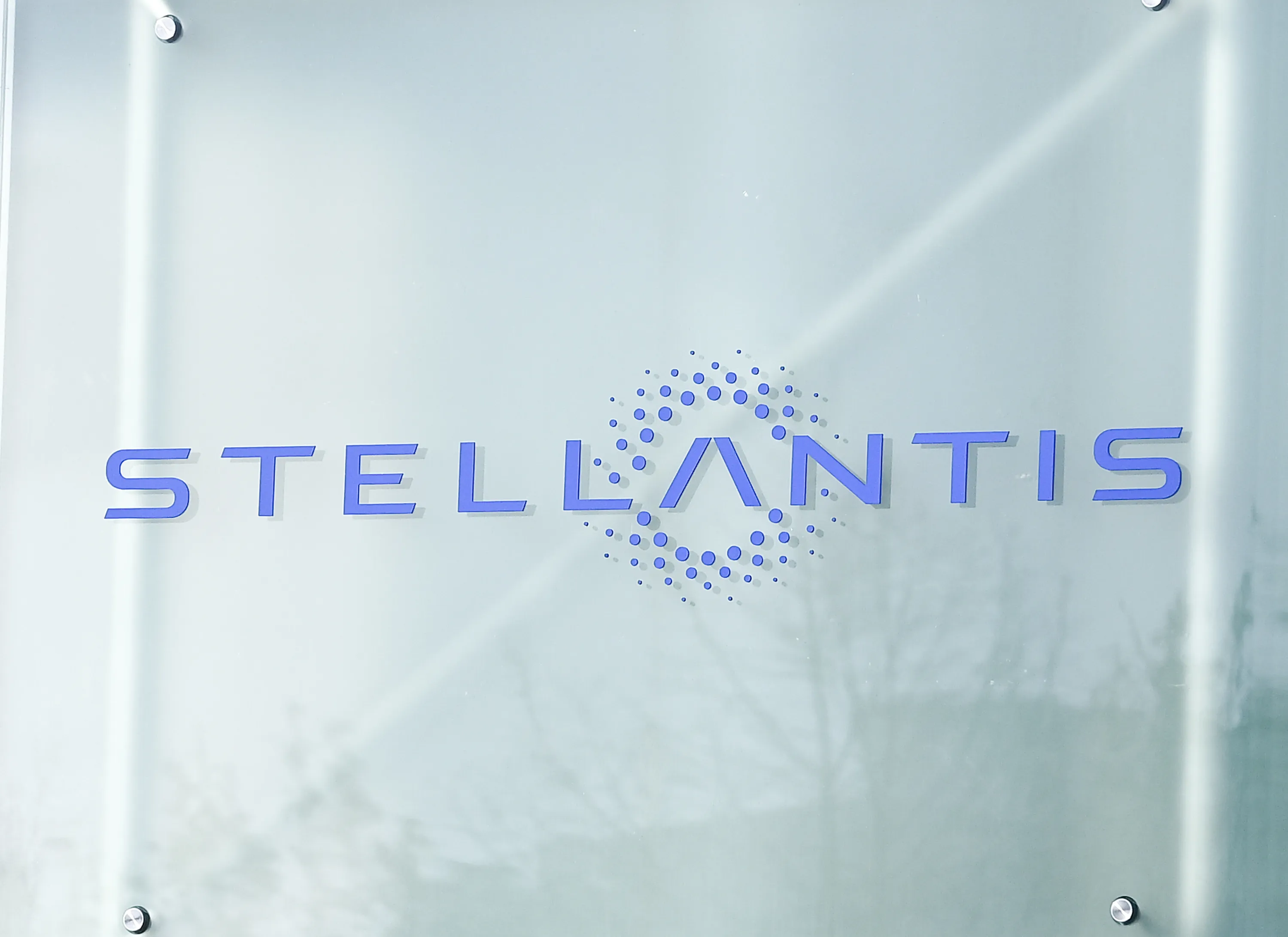 Stellantis fährt 22 Milliarden Euro Minus ein