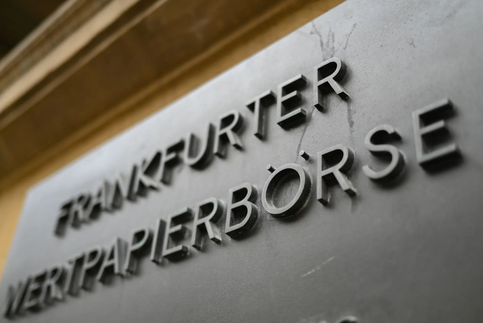Dax schließt knapp unter 25.000 Punkten